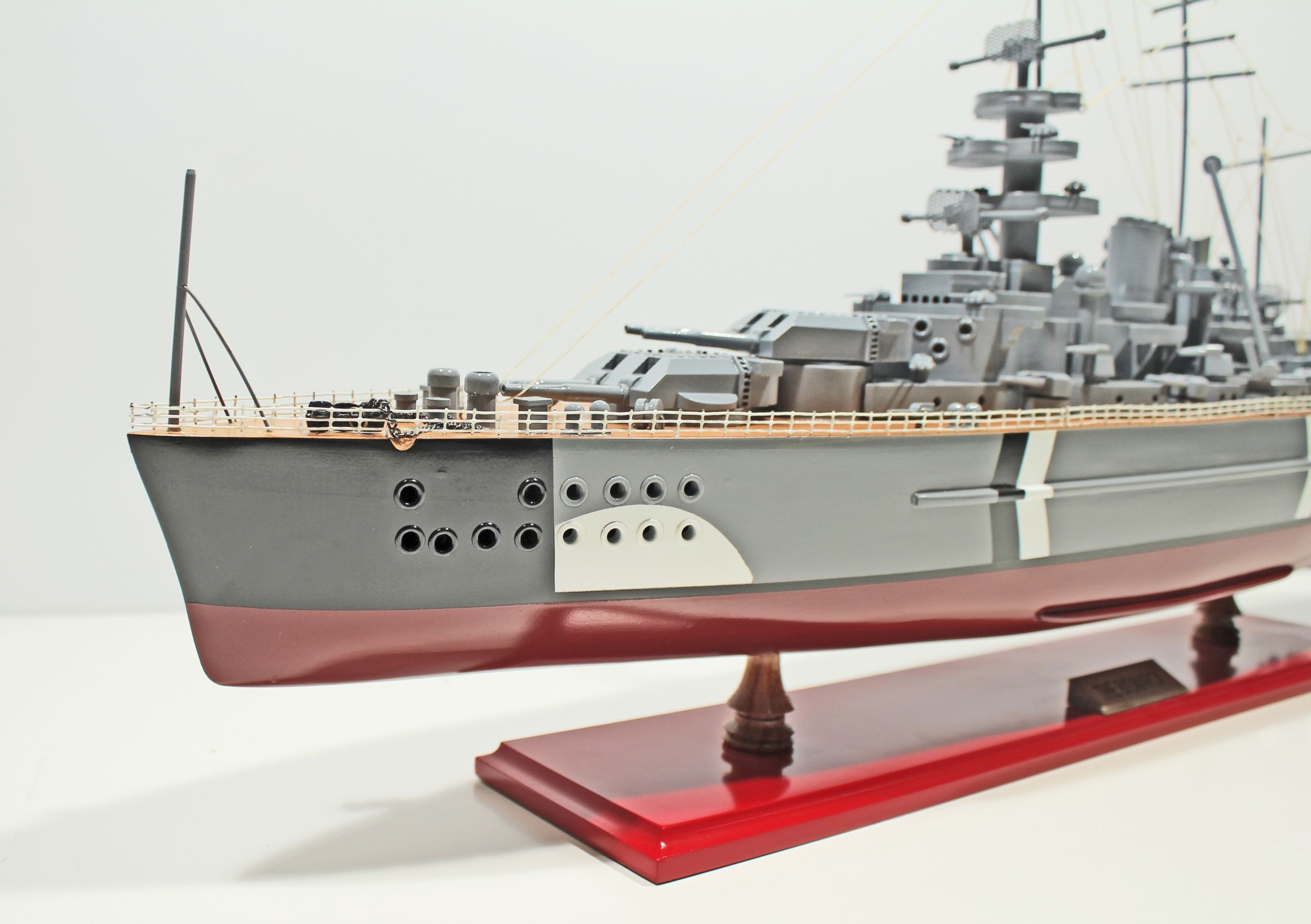 Bismarck - Handgefertigte Nain-Schiffsmodelle