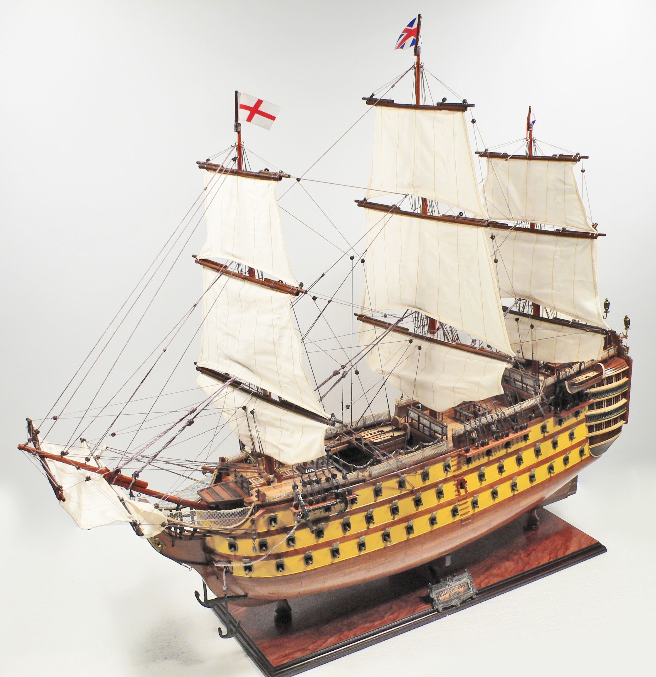 HMS Victory Closed Sails (Yellow) (M) - Nain ship models