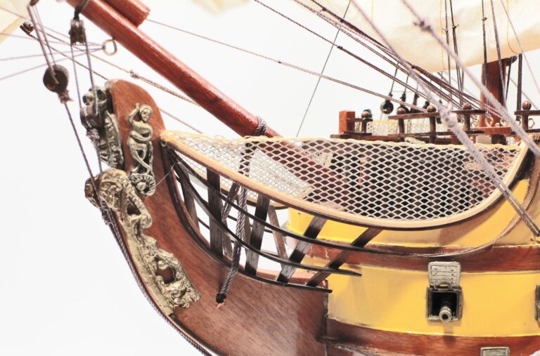 HMS Victory Closed Sails (Yellow) (M) - Nain ship models