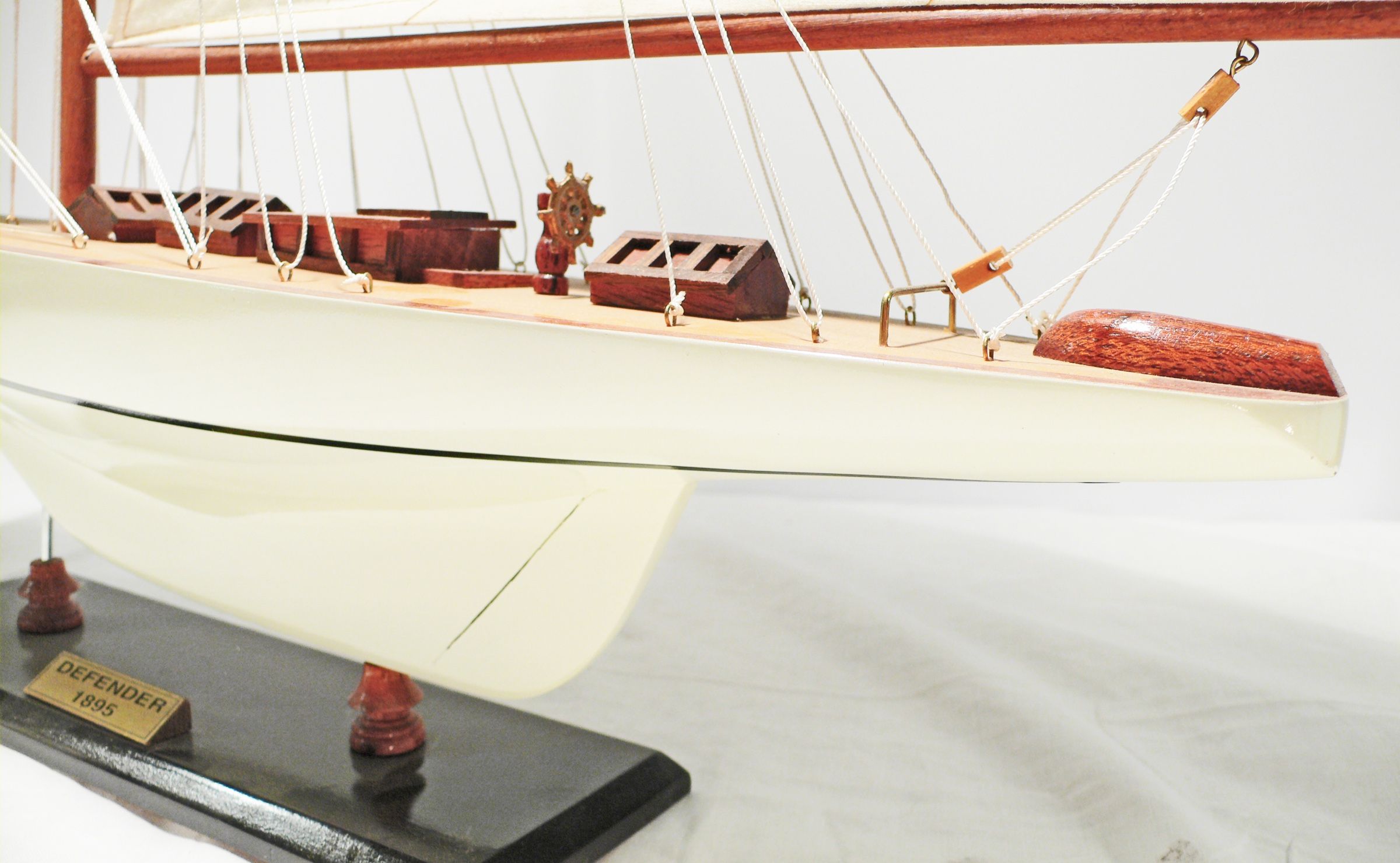 Defender (White) - Nain ship models