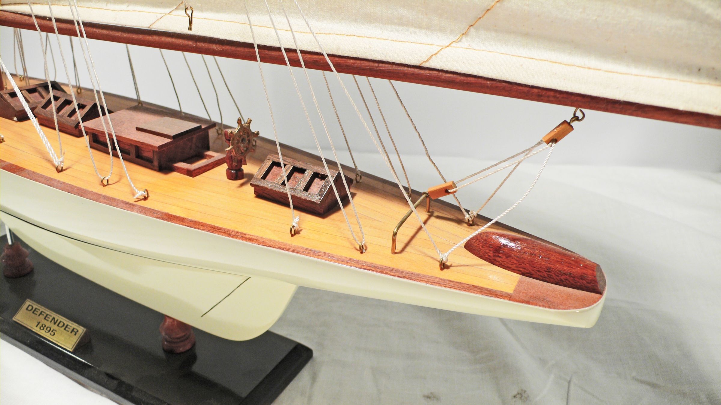 Defender (White) - Nain ship models