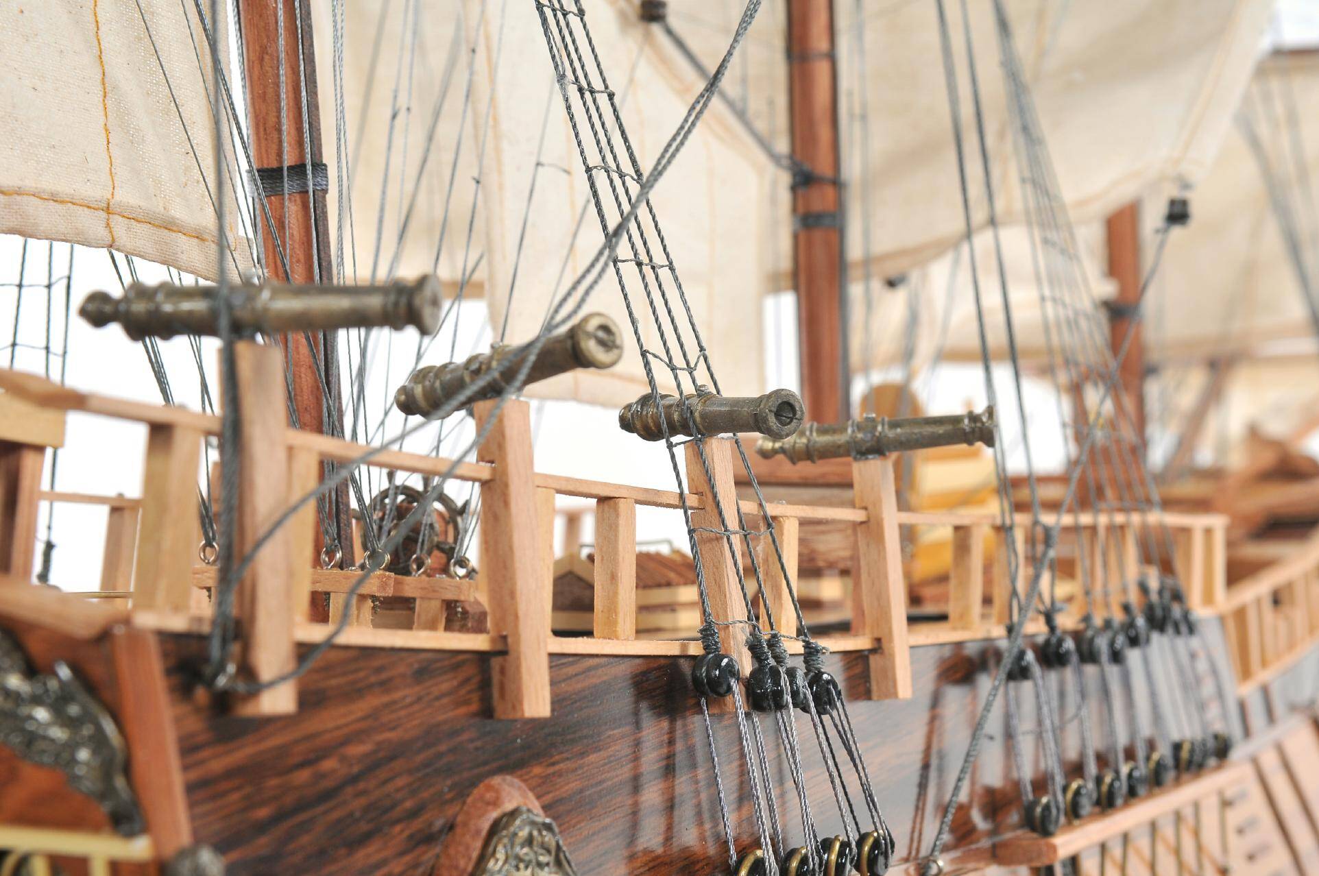 HMS Endeavor (Open on one side) - Nain ship models