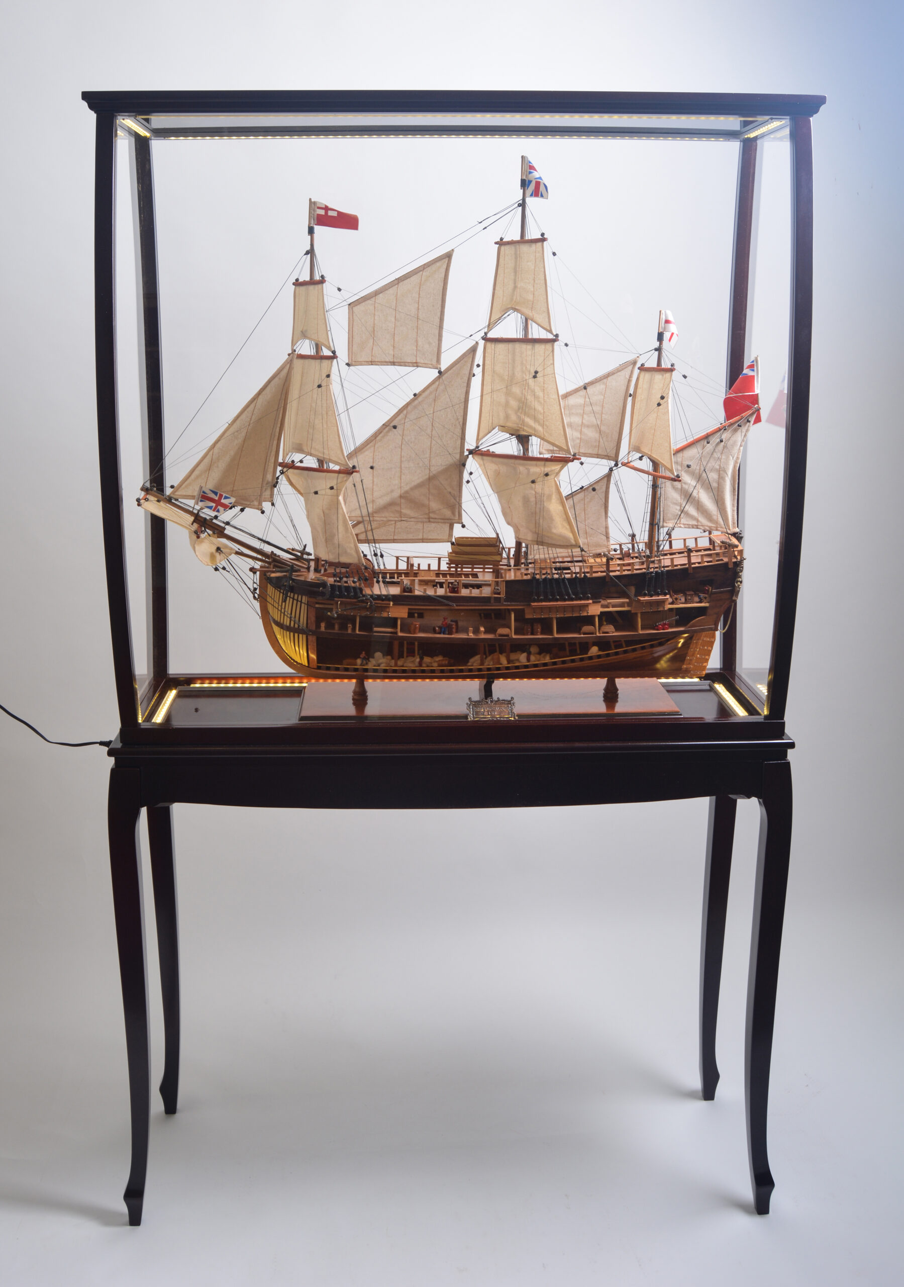Mahogany display case with legs and lighting - Nain ship models